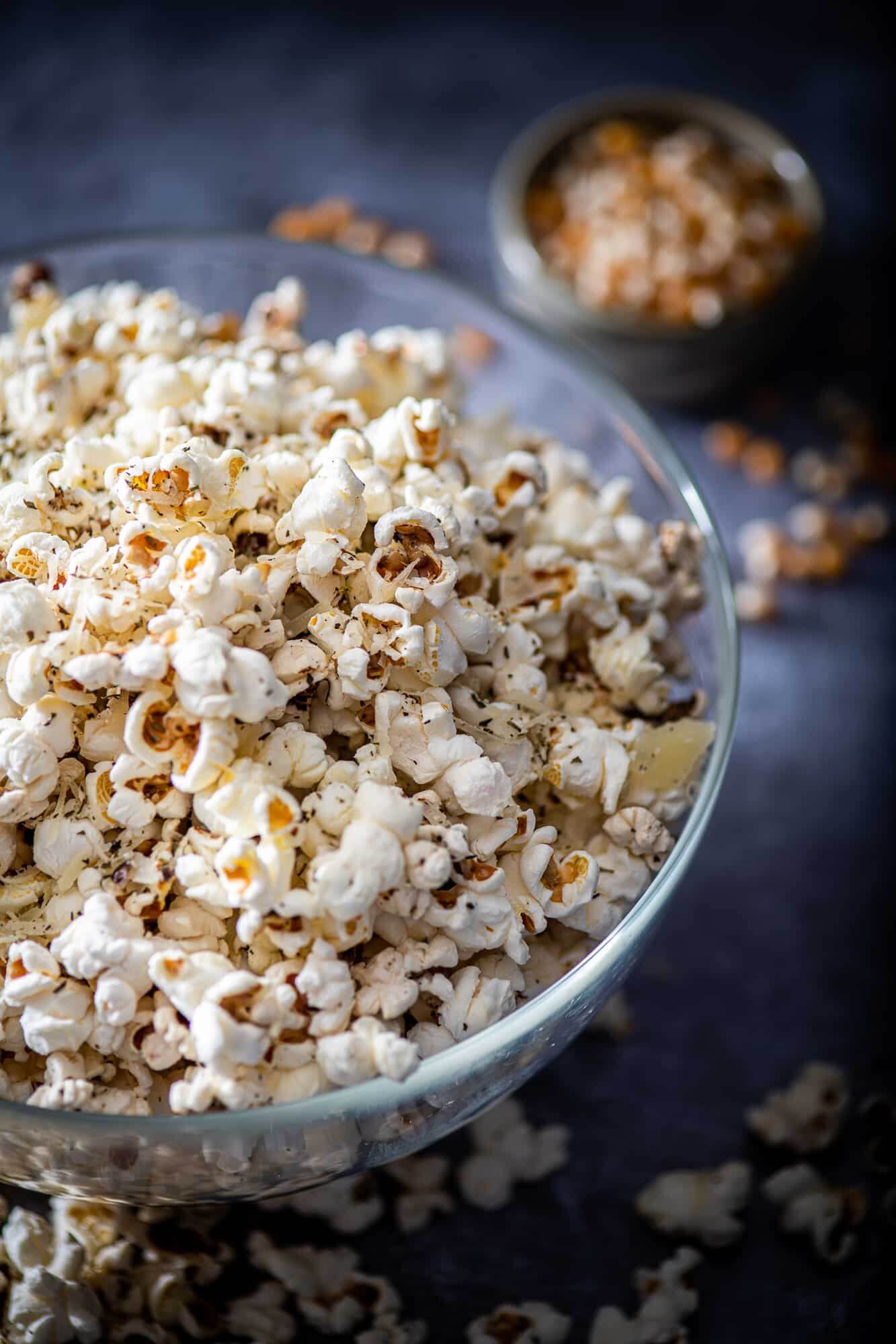 Popcorn cu parmezan si ulei de masline|5 ingrediente, Aperitive|Rețetă ...
